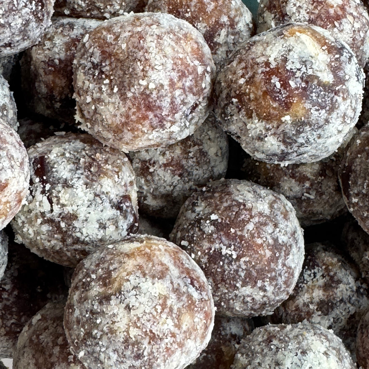 Bolitas de Dátil con Chocolate y Coco – Casa Romino